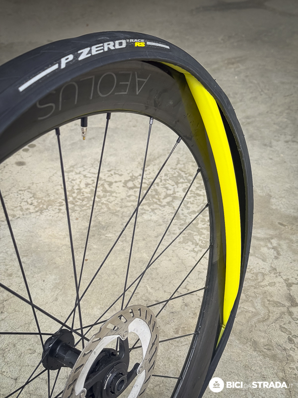 Pirelli P Zero Race RS TLR vs RS con TPU, ovvero tubeless vs camera d ...